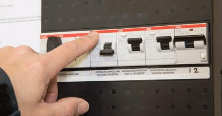 Vervang je Stoppenkast Tijdig: Kosten, Veiligheid en Stappen